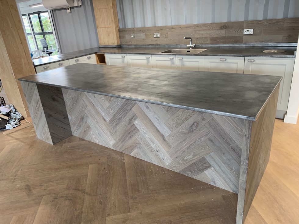 Metal Worktops, Bartops and Countertops in Zinc, Copper, Bronze and Pewter